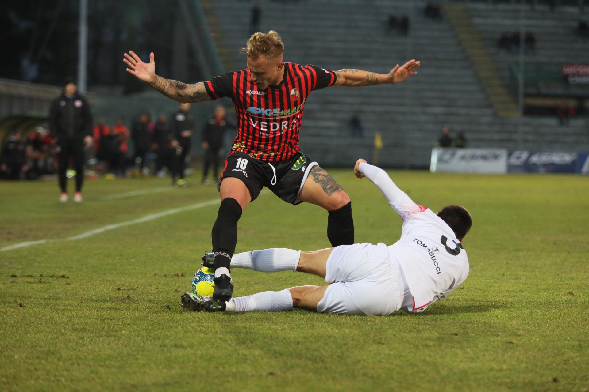 Lucchese-Vis Pesaro: 3-0 Di Quinzio fa il tris al 44' st! » Gazzetta ... Lucchese-Vis Pesaro: 3-0 Di Quinzio fa il tris al 44' st! » Gazzetta ...